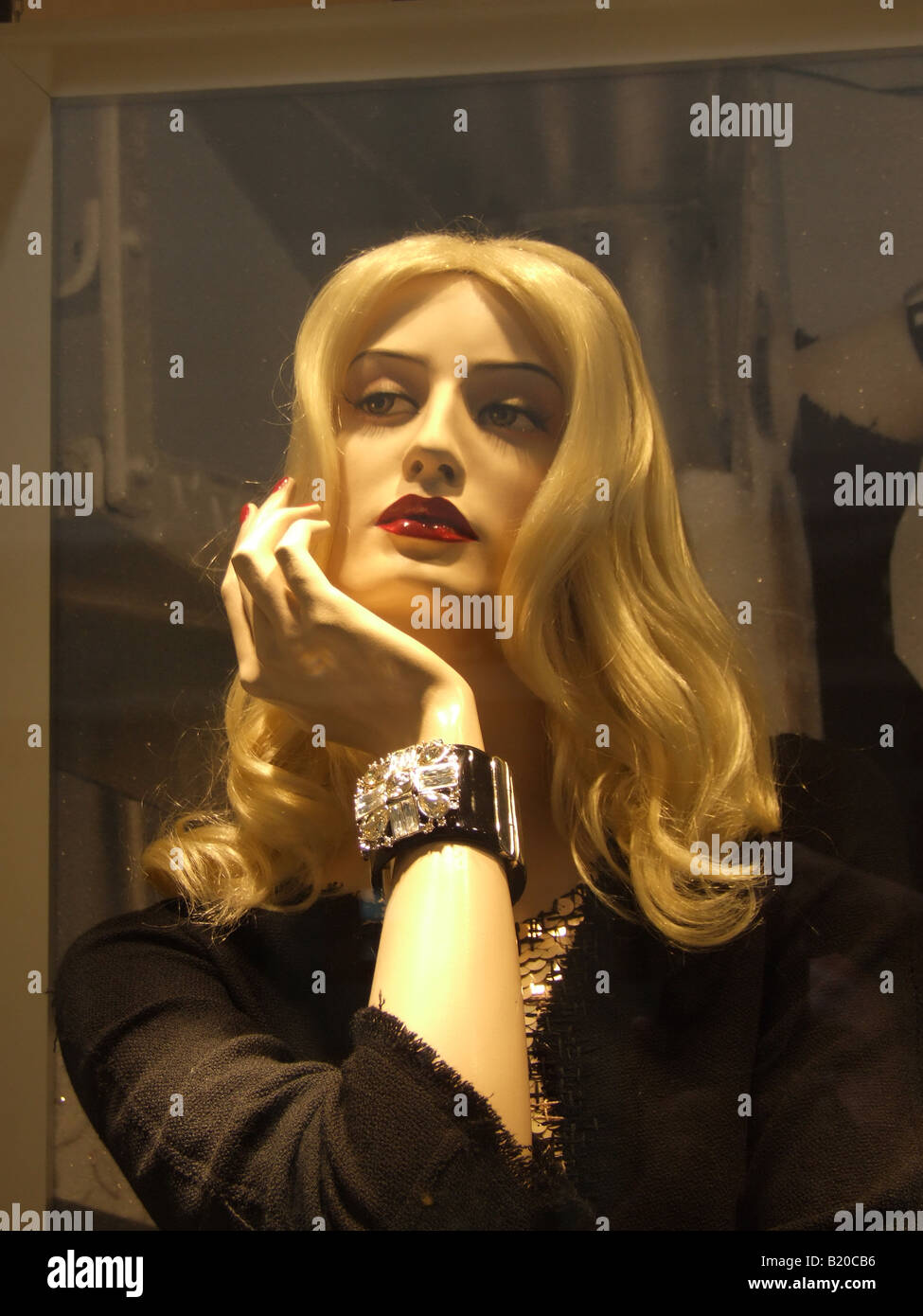 Female mannequin chanel hi-res stock photography and images - Alamy