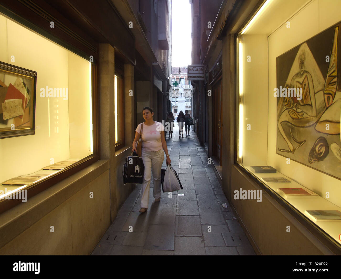 shop windows in venice italy Stock Photo - Alamy