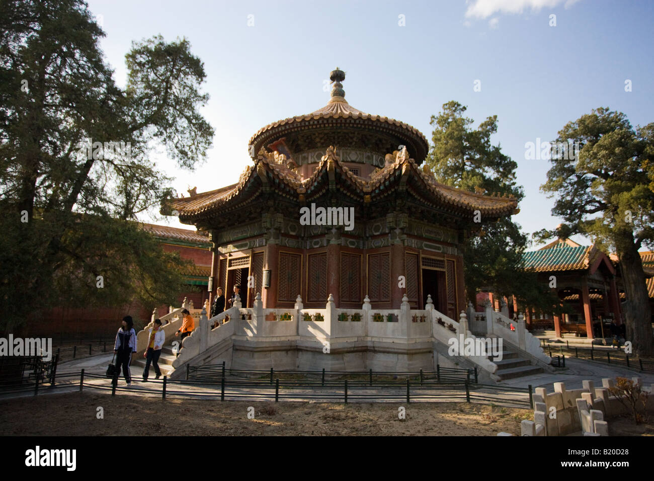 Tourists at the Pavilion of a Thousand Autumns in the Imperial Gardens ...