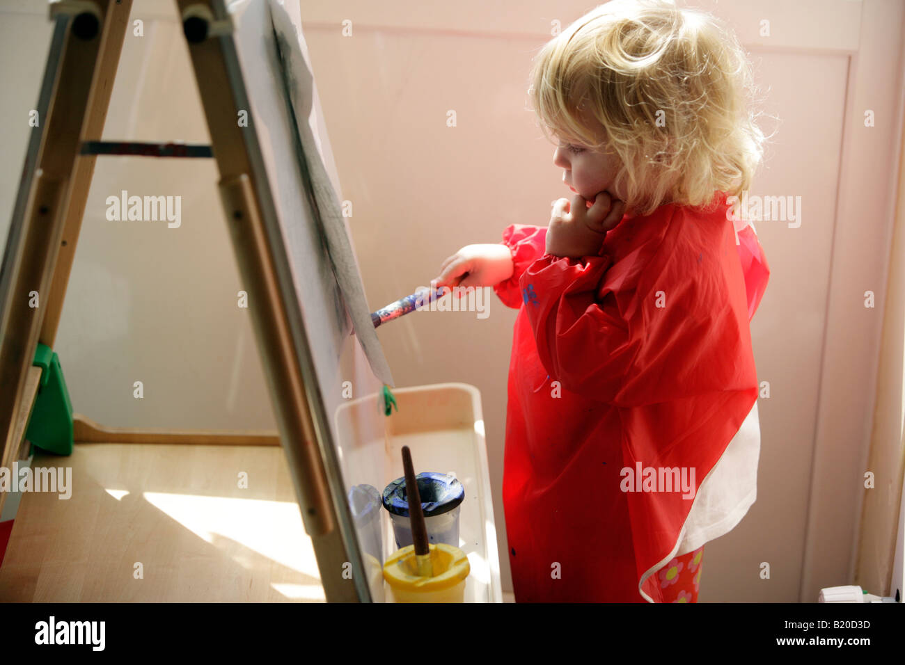 Artist wearing painting smock hi-res stock photography and images - Alamy