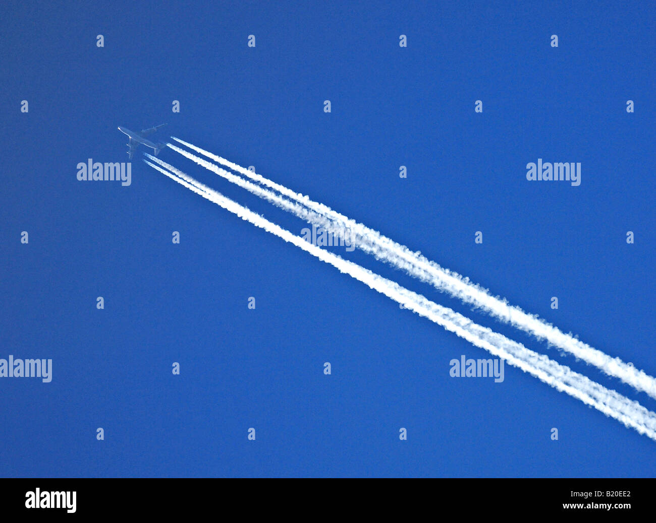 0816 Vapour trail England Stock Photo - Alamy