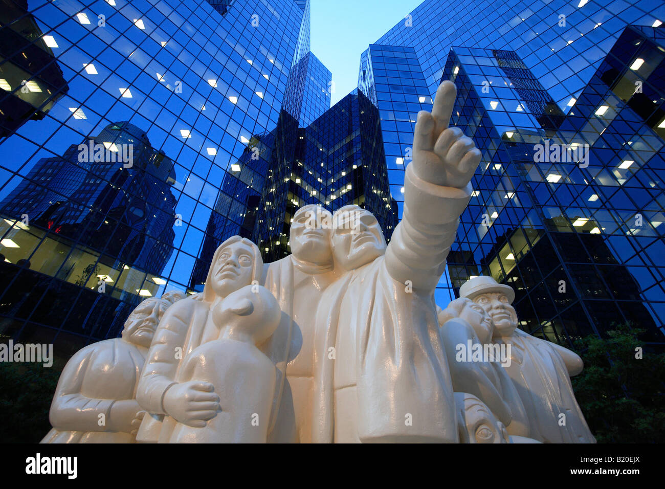 The illuminated crowd statue hi-res stock photography and images - Alamy