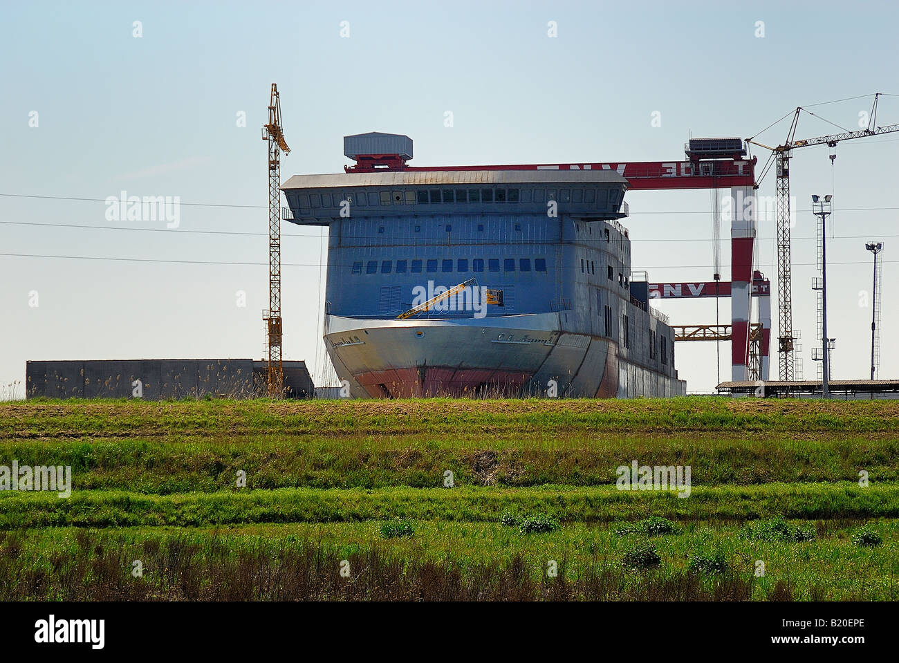 Shipyard labour hi-res stock photography and images - Alamy