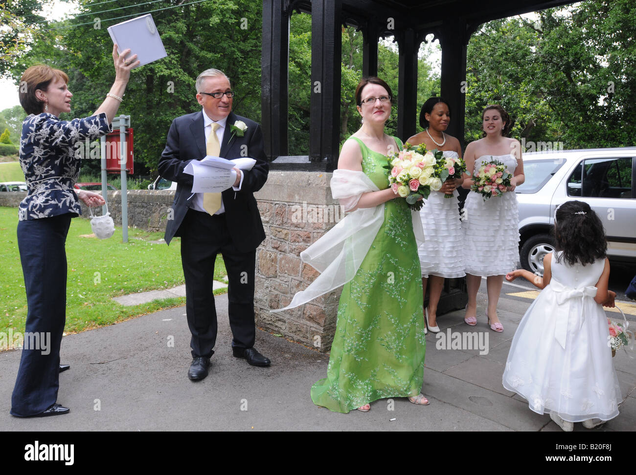 Bride waiting outside church with busy people Stock Photo - Alamy