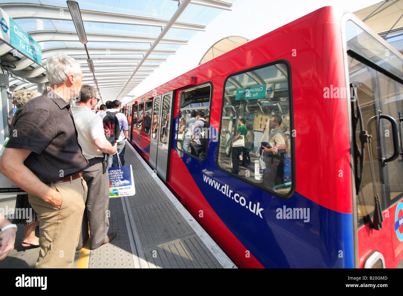 Custom house dlr station hi-res stock photography and images - Alamy