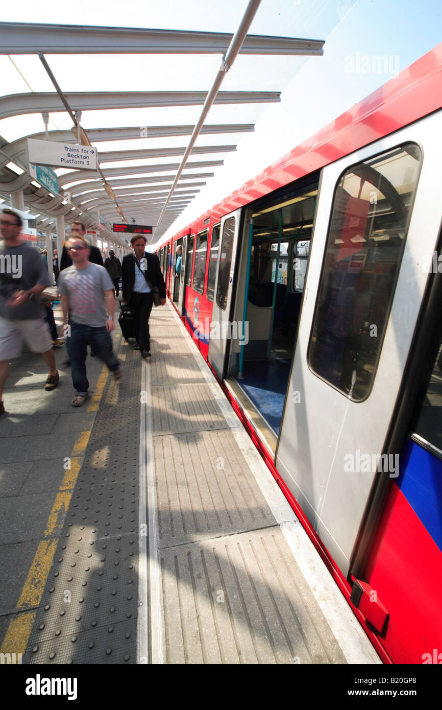 Custom house dlr hi-res stock photography and images - Alamy