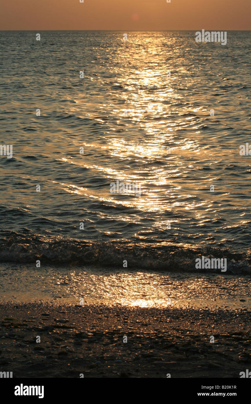 Beautiful sunset at sea with a sun going down behind horizon line Stock ...