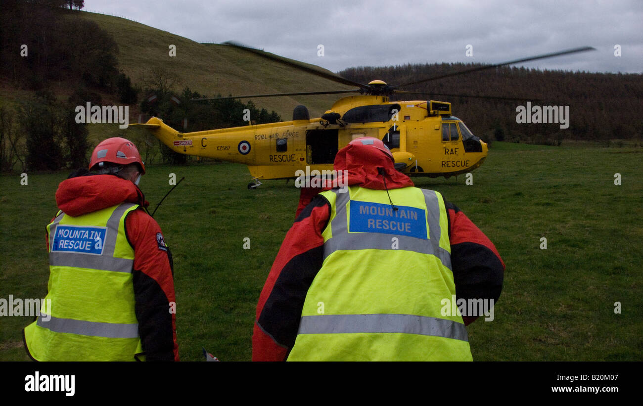 Mountain Rescue personnel heading towards a RAF Seaking helicopter ...
