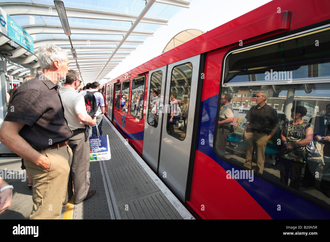 Custom house dlr station hi-res stock photography and images - Alamy