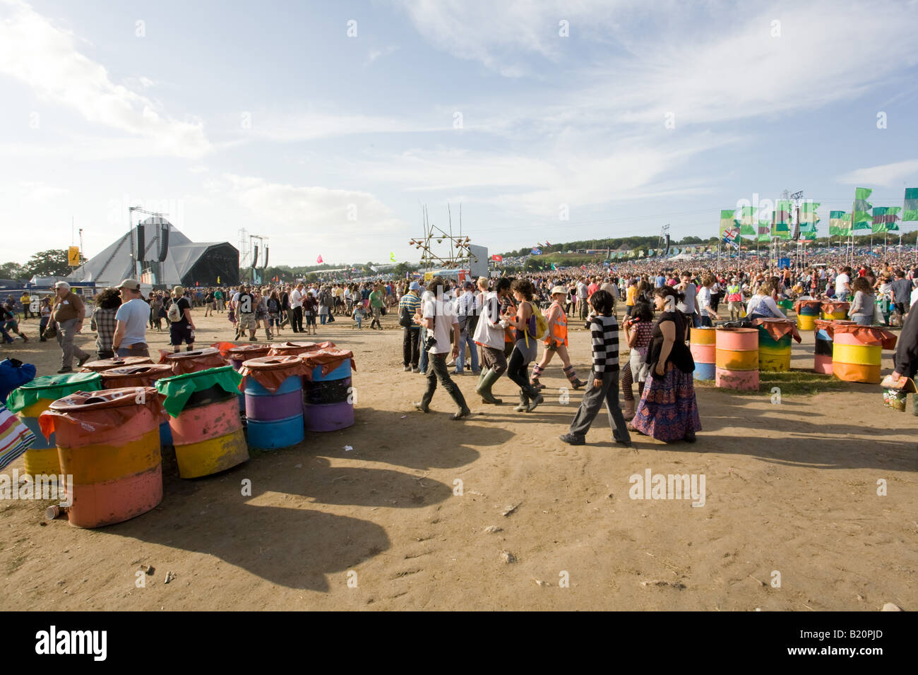 Pyramid main stage and crowd at the Glastonbury Festival 2008 Stock ...