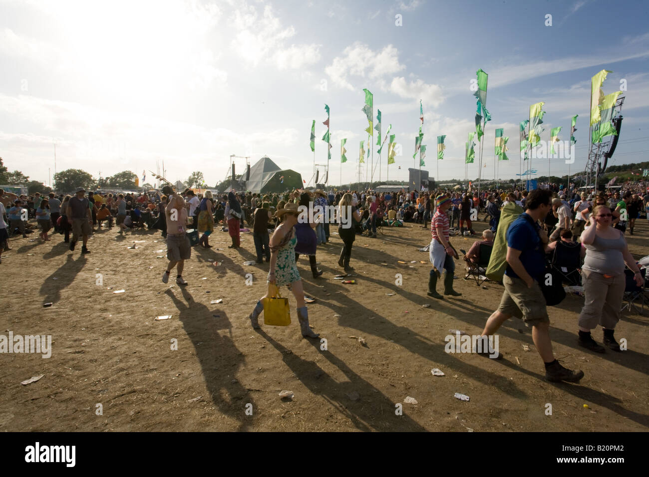 Pyramid main stage and crowd at the Glastonbury Festival 2008 Stock ...