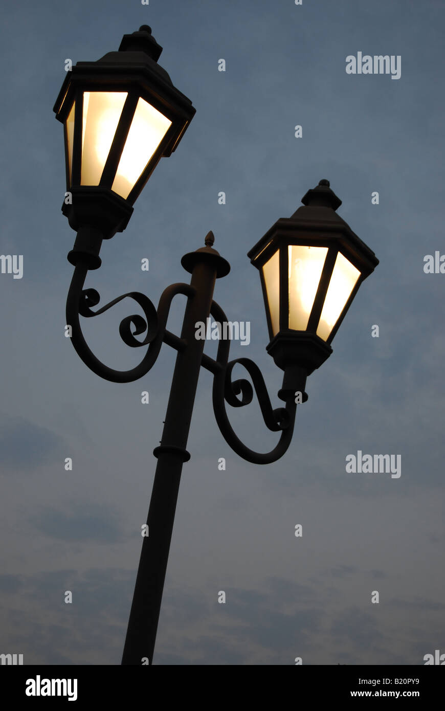 Lamp post night hi-res stock photography and images - Alamy