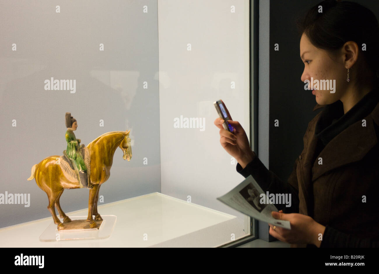 Chinese artefacts display in museum hi-res stock photography and images ...