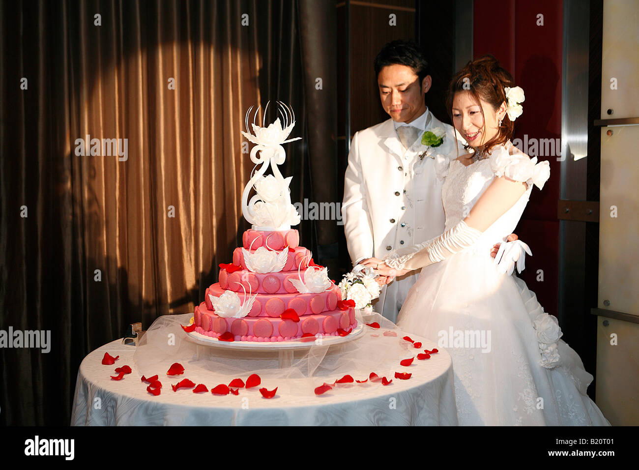 Weeding cake hi-res stock photography and images - Alamy