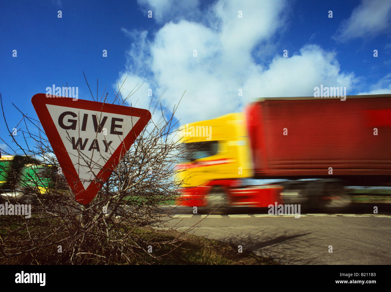 Give way road marking hi-res stock photography and images - Alamy