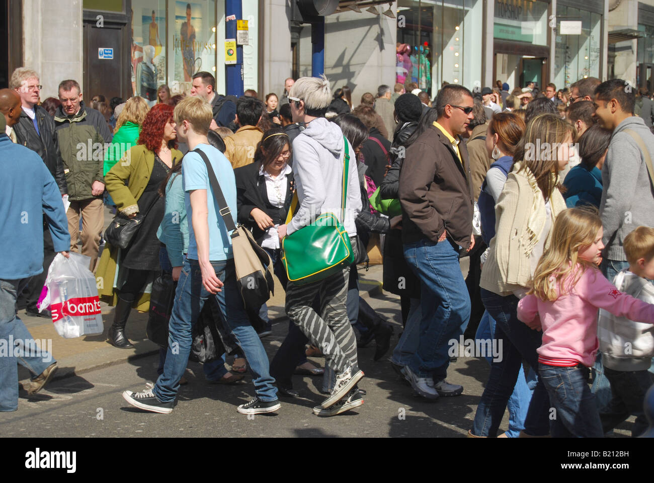 Oxford street shoppers shopping crowd sales bargains busy West End ...