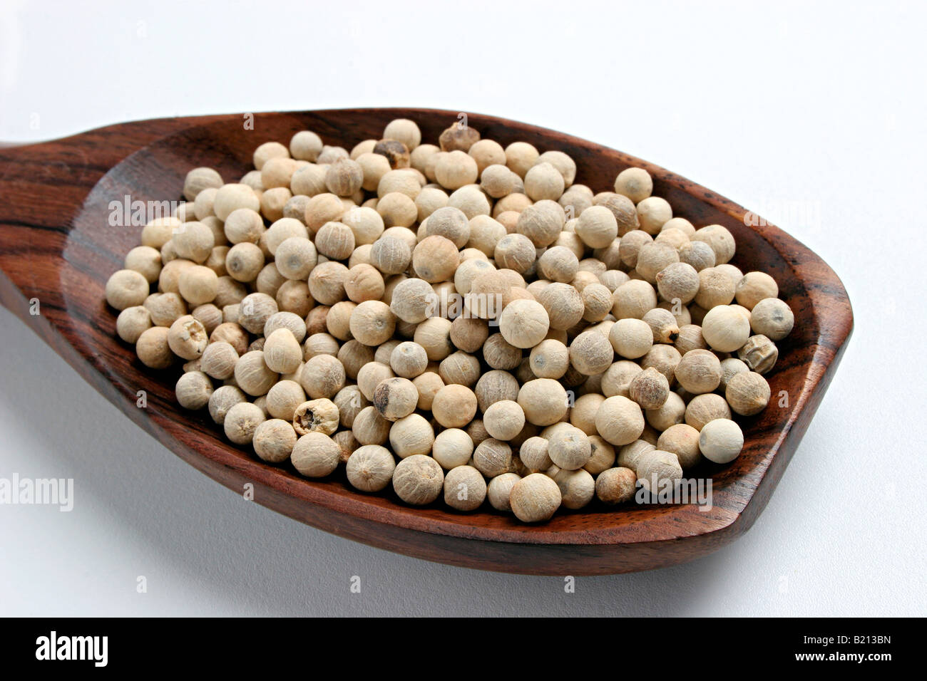 White peppercorns in wooden scoop, close-up Stock Photo - Alamy