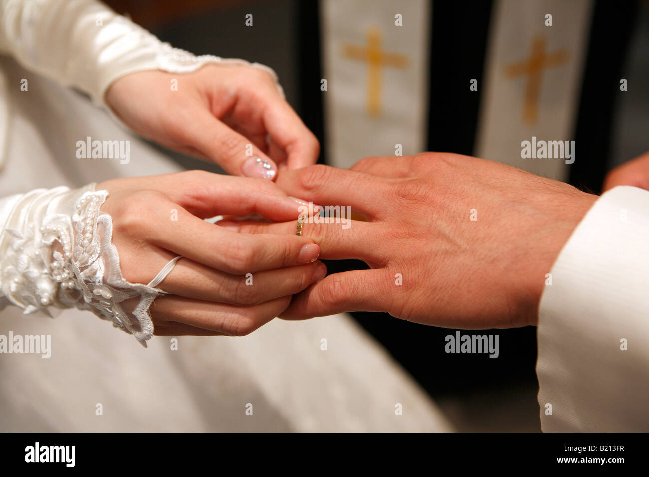 Exchanging of the rings wedding hi-res stock photography and images - Alamy