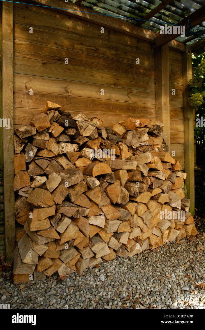 Drying fire wood hi-res stock photography and images - Alamy