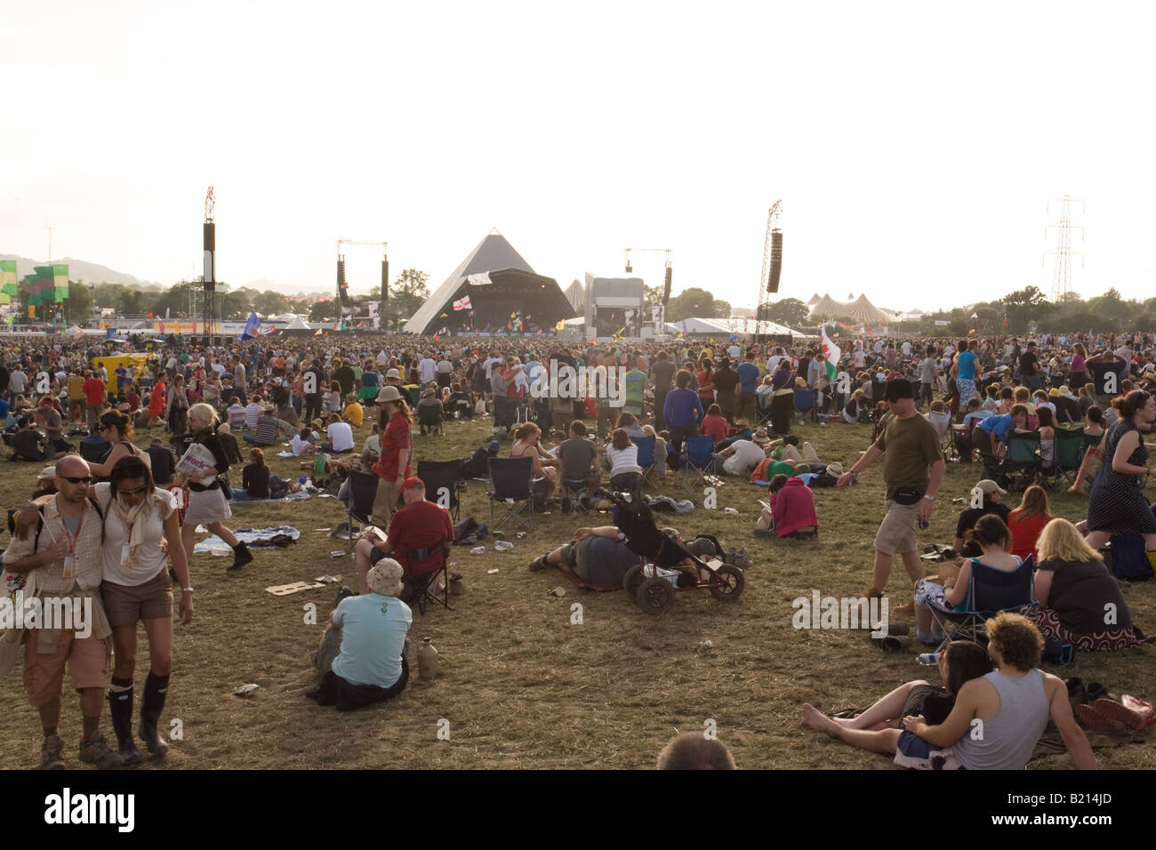 Pyramid main stage and crowd at the Glastonbury Festival 2008 Stock ...