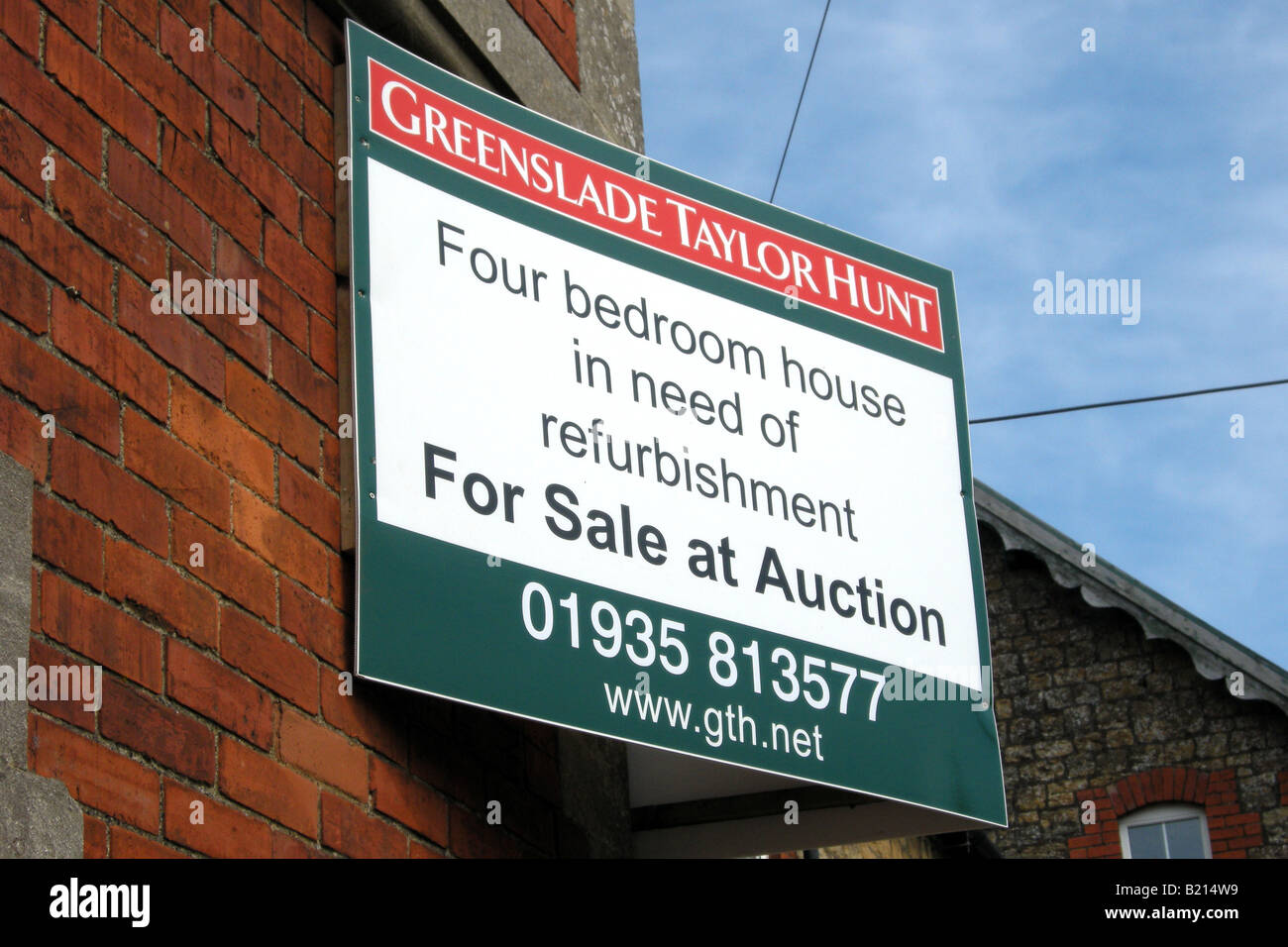 House for Sale by Auction sign Stock Photo - Alamy