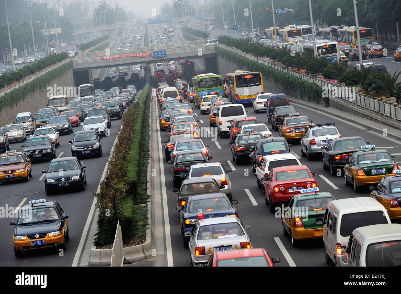 Heavy street traffic hi-res stock photography and images - Alamy