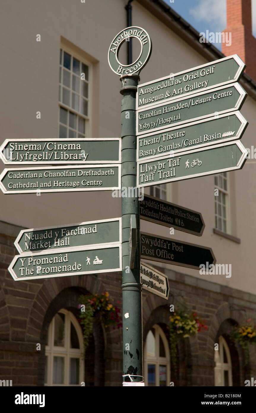 Bilingual welsh english tourism signs High Resolution Stock Photography ...
