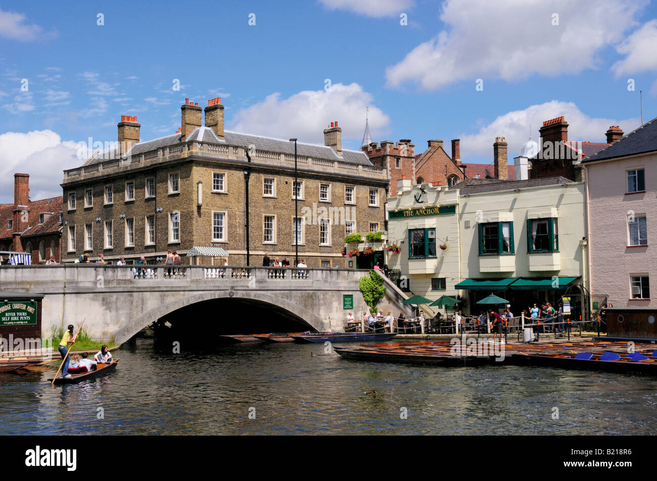 Tourists punting at the Mill Pond and Silver Street Bridge, Cambridge ...