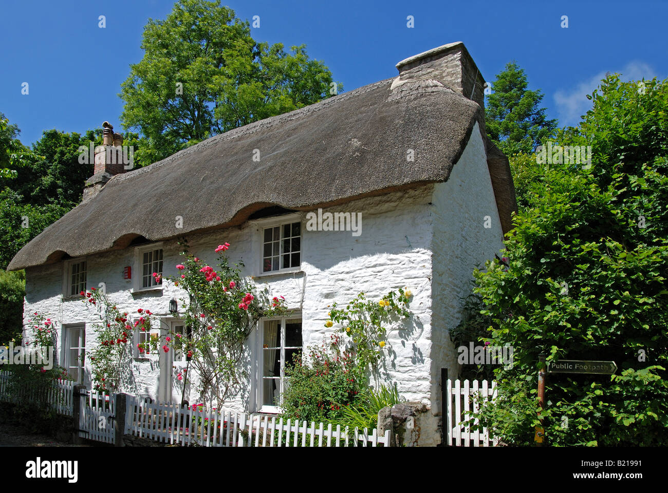 a thatched cottage in the village of helford,cornwall,uk Stock Photo ...
