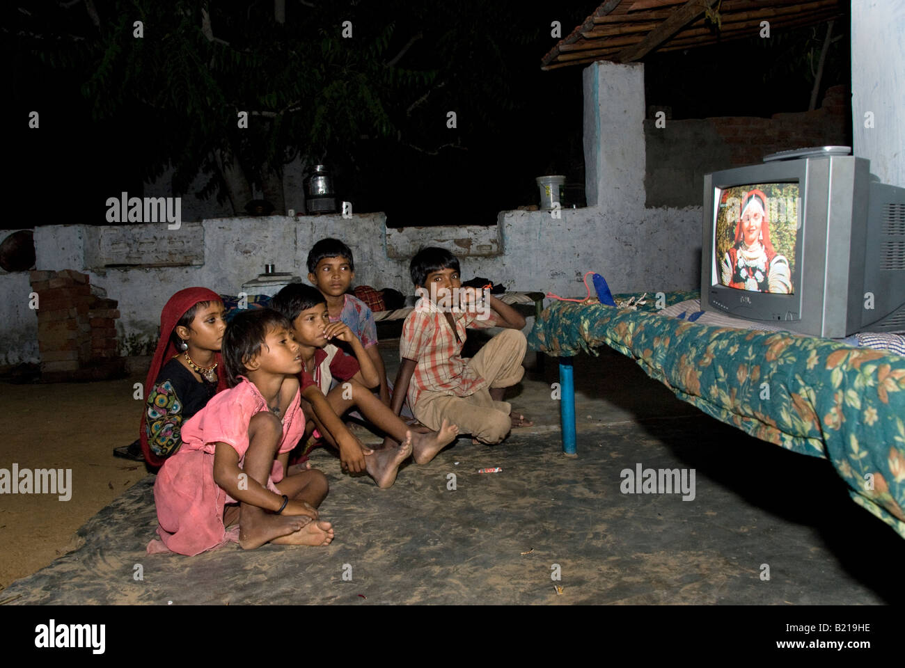 Children watching tv programme hi-res stock photography and images - Alamy