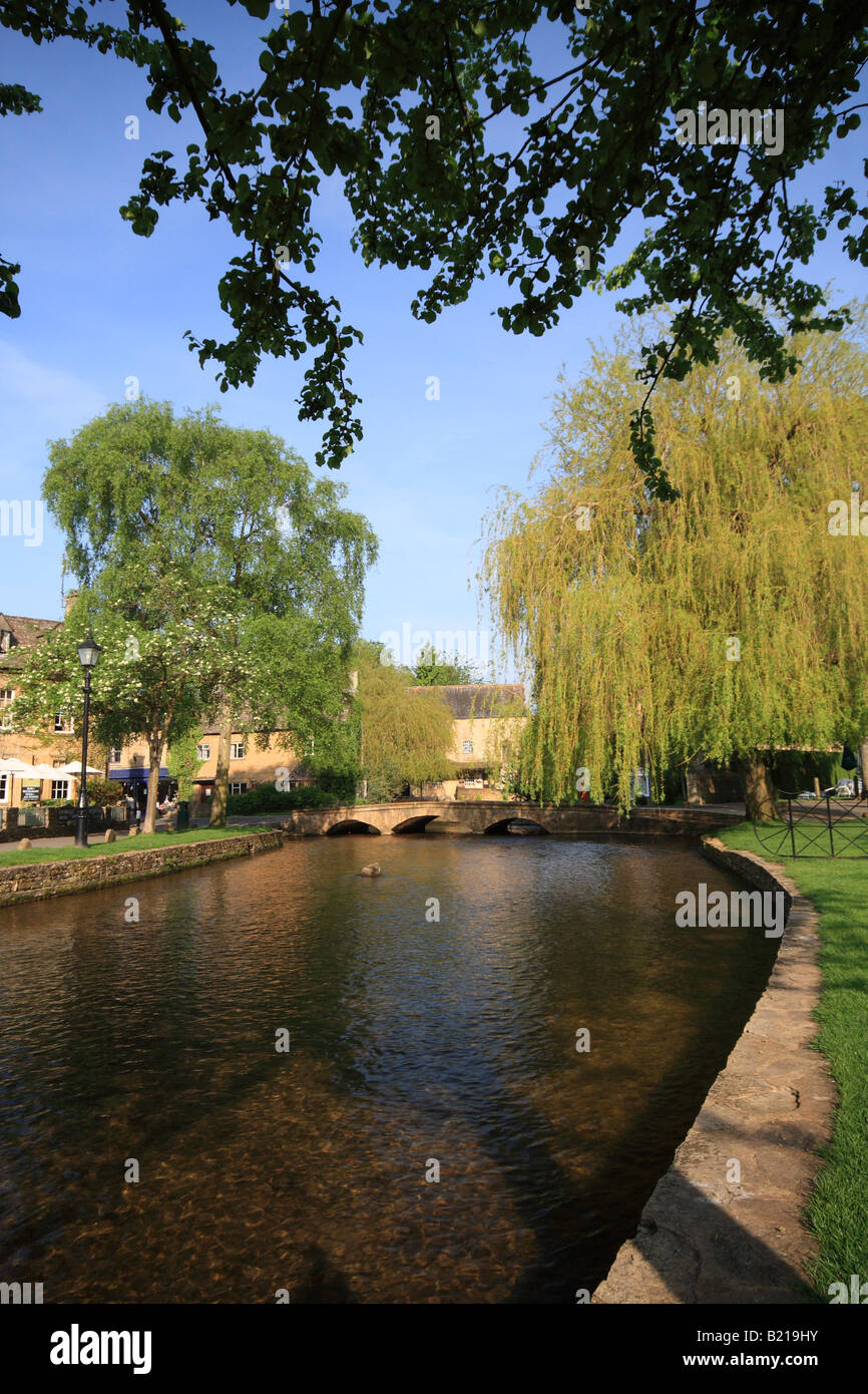 River Windrush running through Burton on the Water, Cotswolds ...