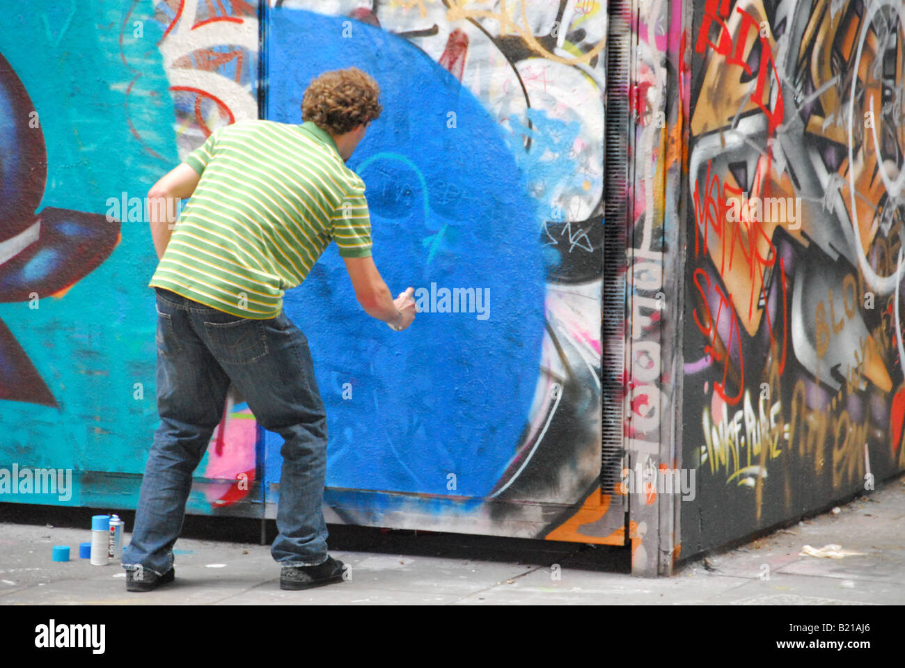 Graffiti Artist at work Stock Photo - Alamy