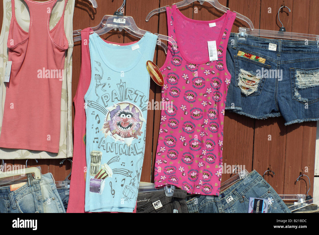 Secondhand clothes hi-res stock photography and images - Alamy
