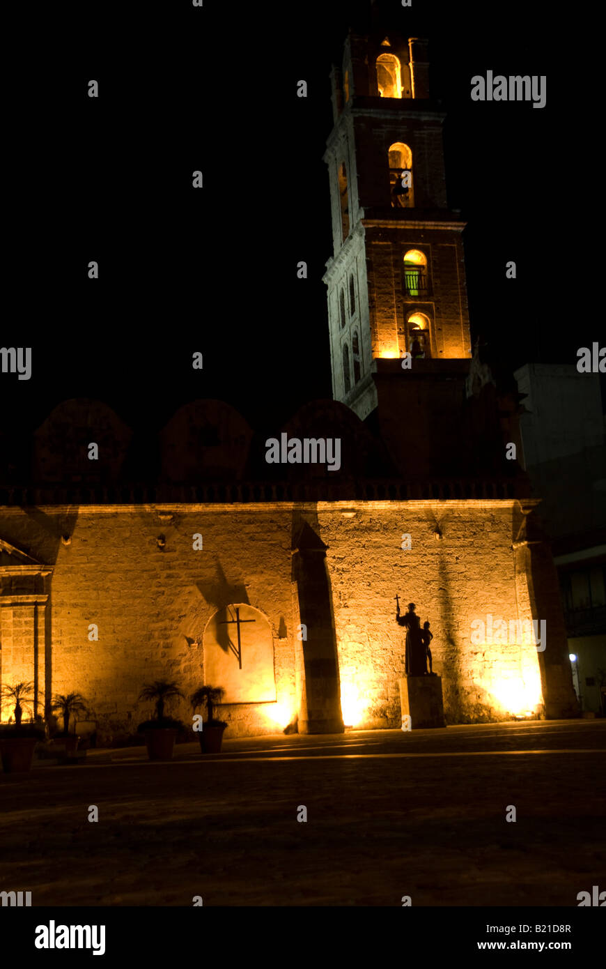 Havana street scene nightime hi-res stock photography and images - Alamy