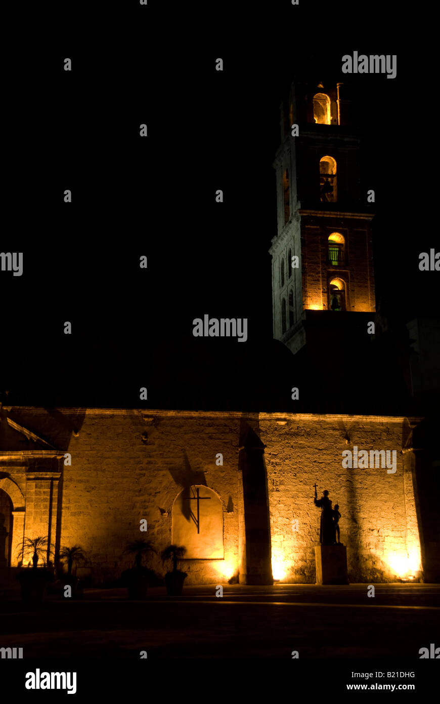 Havana street scene nightime hi-res stock photography and images - Alamy