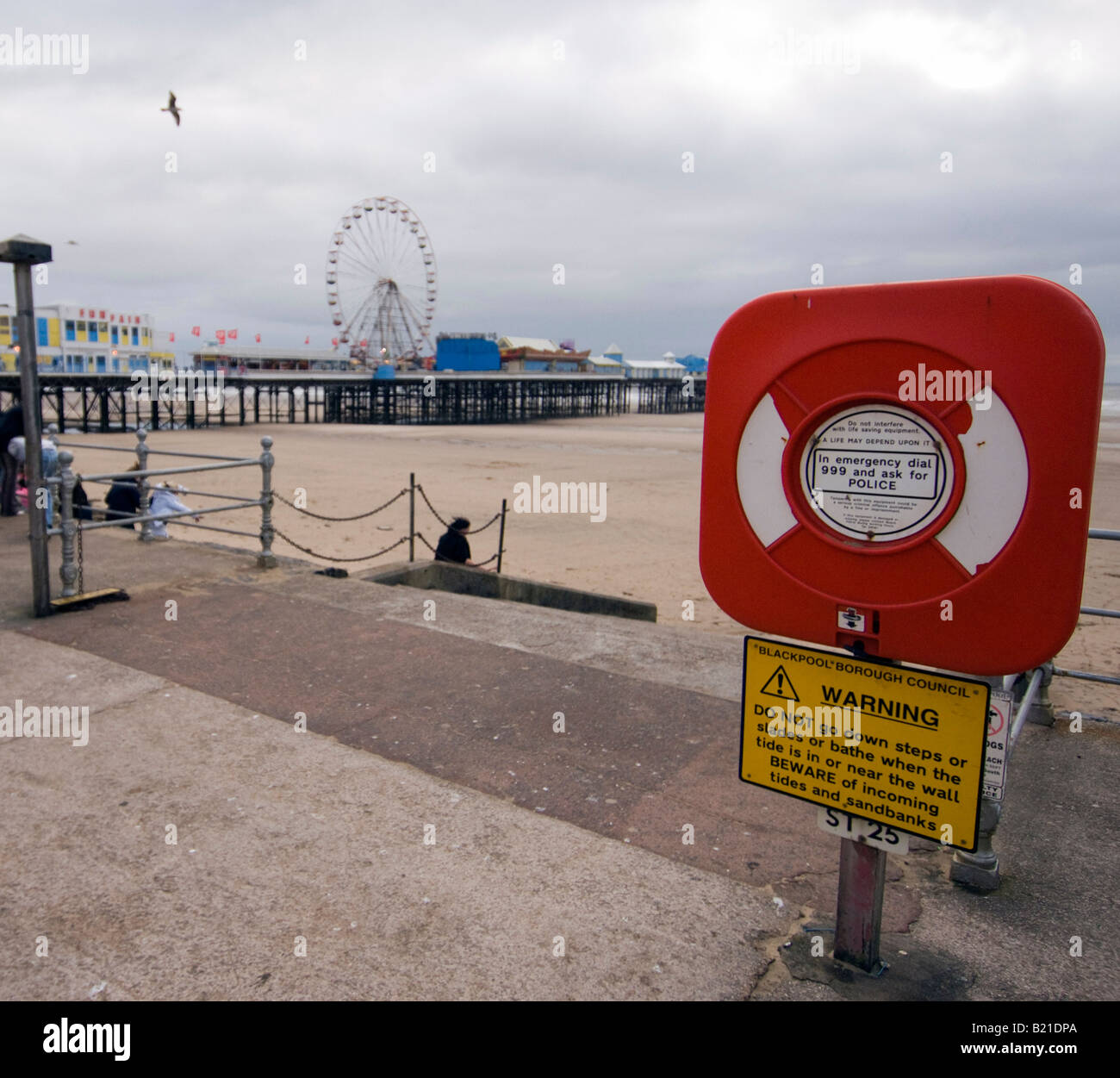 Blackpool Central Pier with Ferris Wheel and Amusement Rides ...