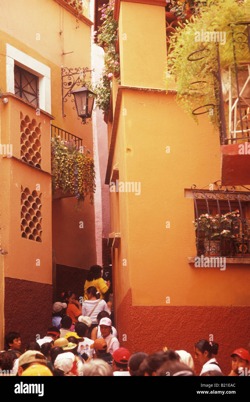 The alley of the kiss hi-res stock photography and images - Alamy