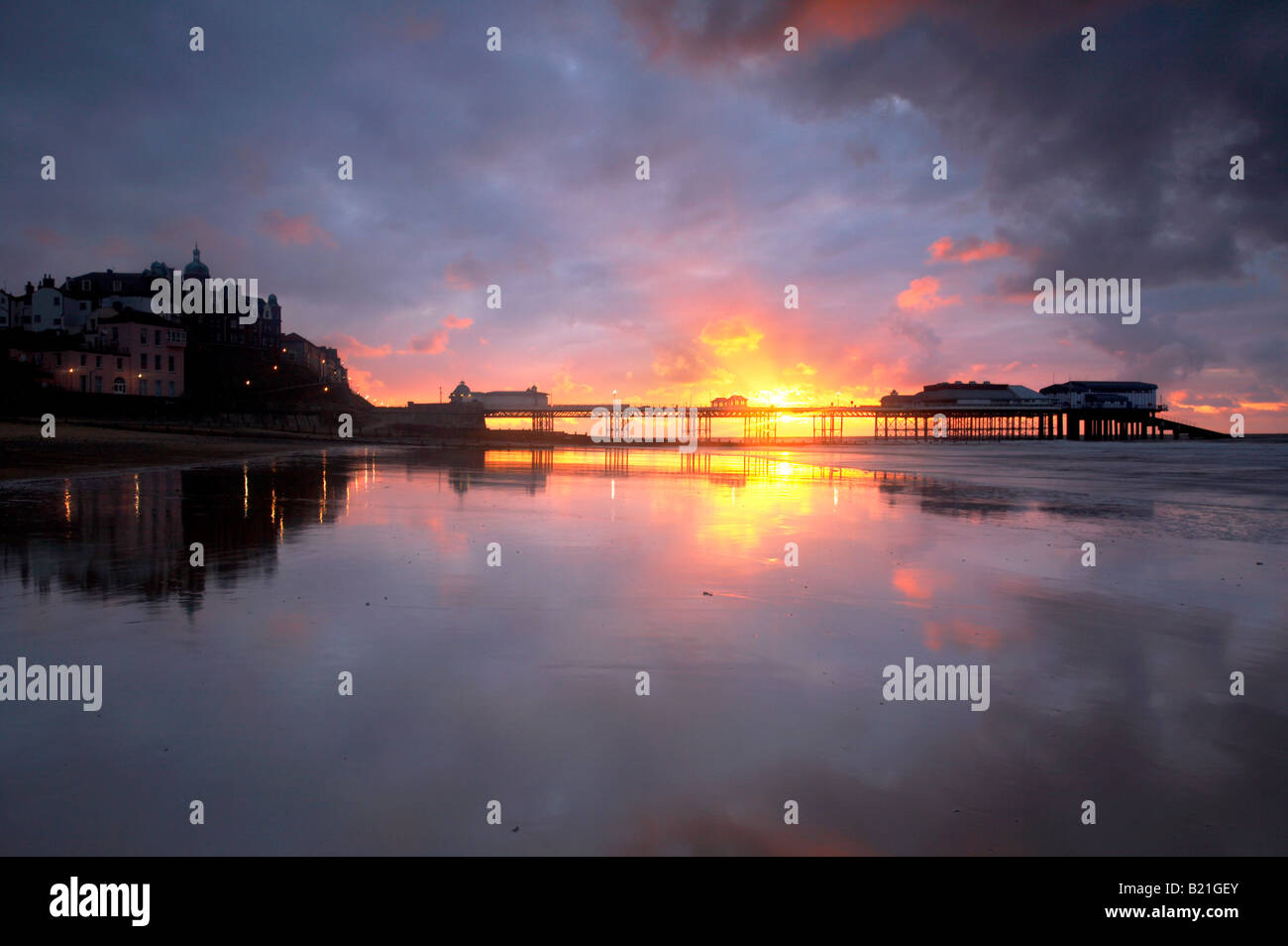 Pier sunset north norfolk hi-res stock photography and images - Alamy