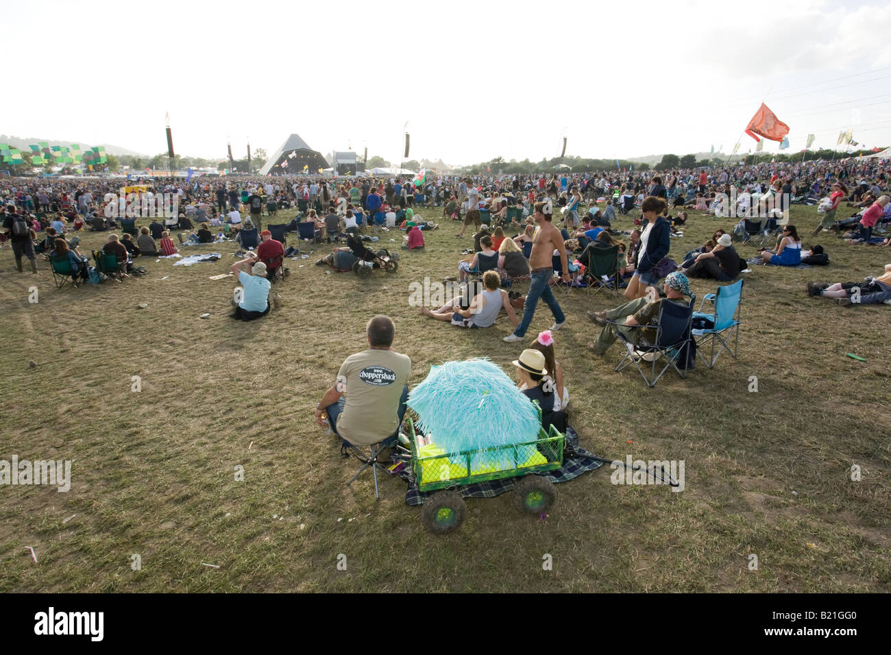 Glastonbury crowd pyramid stage hi-res stock photography and images - Alamy