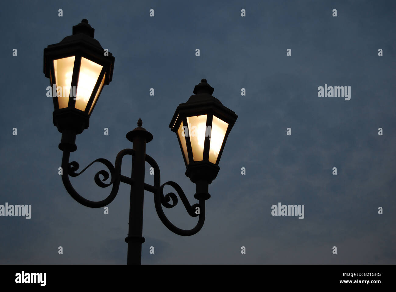 Lamp post night hi-res stock photography and images - Alamy