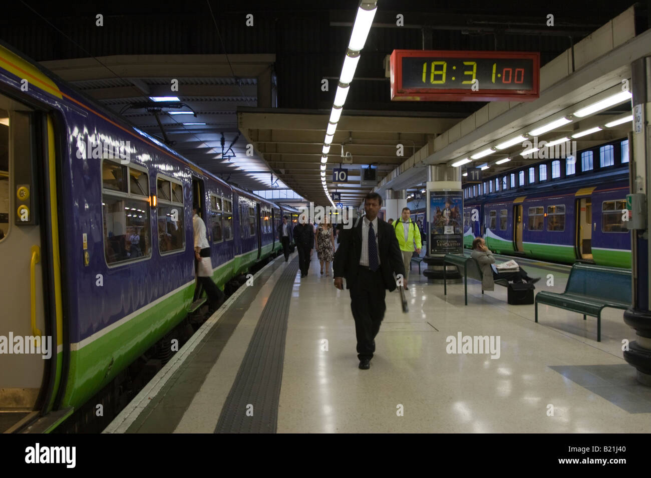 Londonmidland Commuter Platforms - Euston Station - London Stock Photo ...