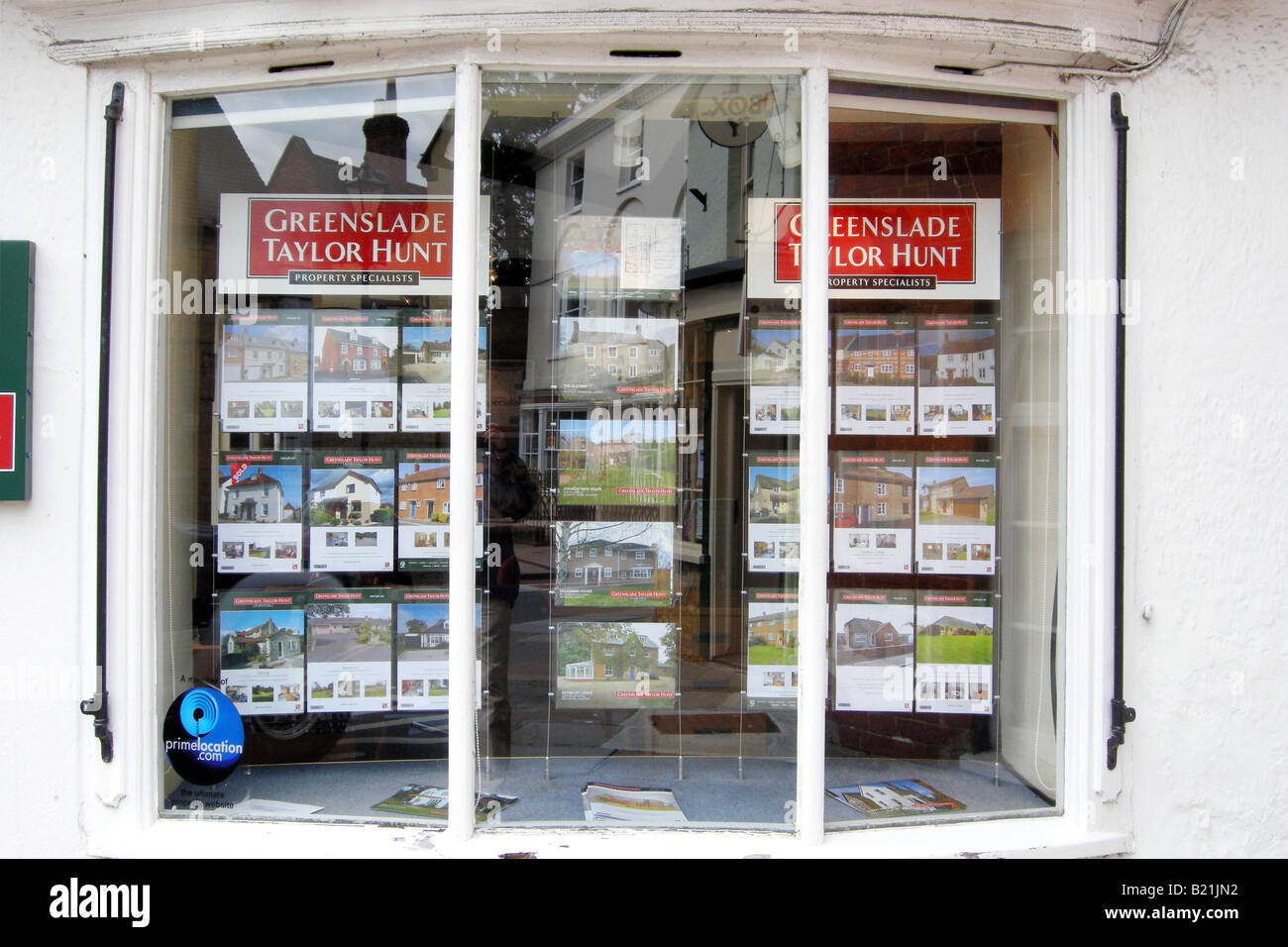 Real estate agent showing homes hi-res stock photography and images - Alamy