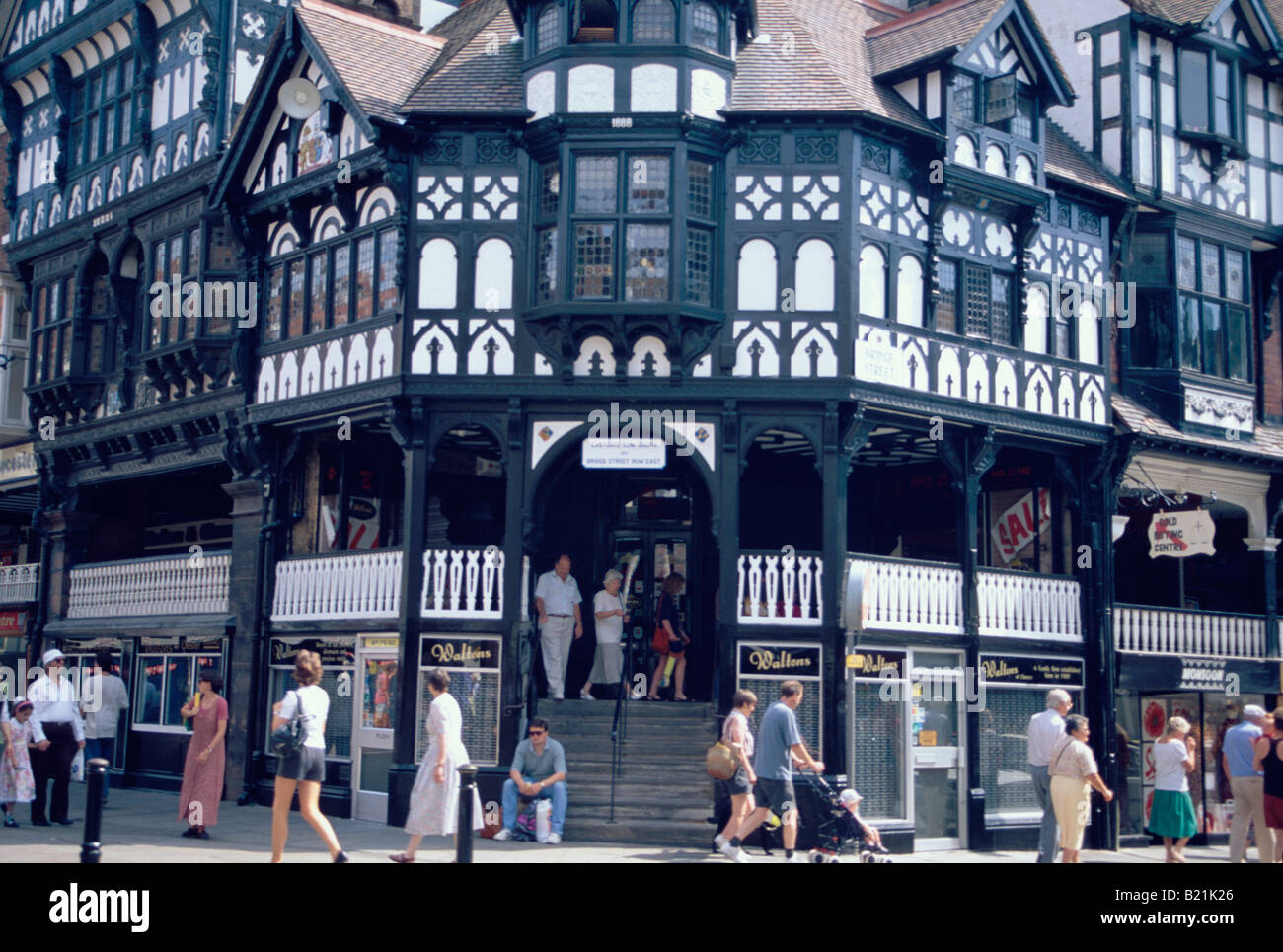 Half timbered Tudor Houses in Chester central pedestrian area Cheshire ...