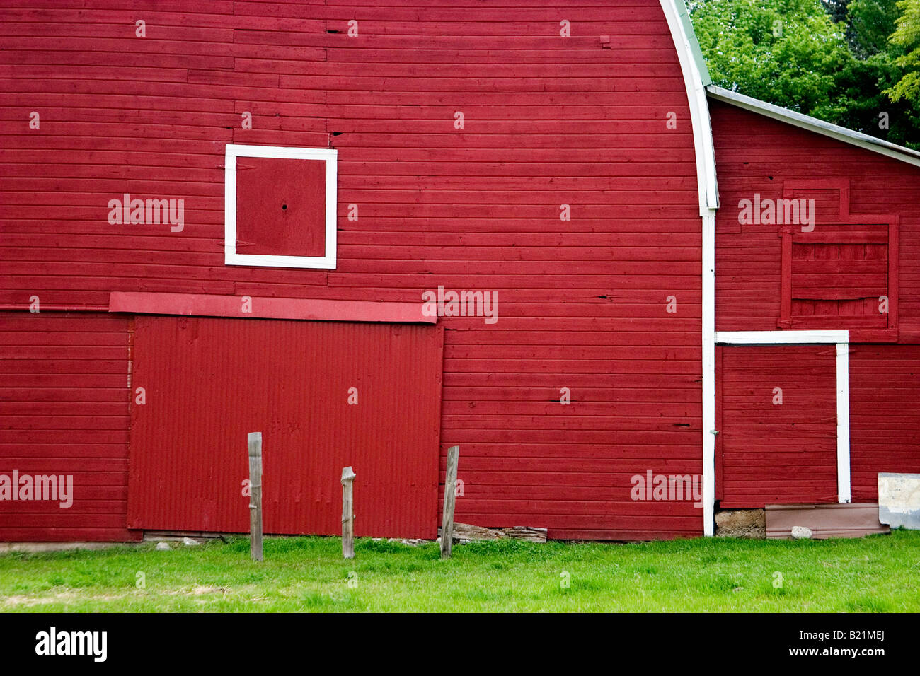 Bright red barn in Washington Palouse area Stock Photo - Alamy