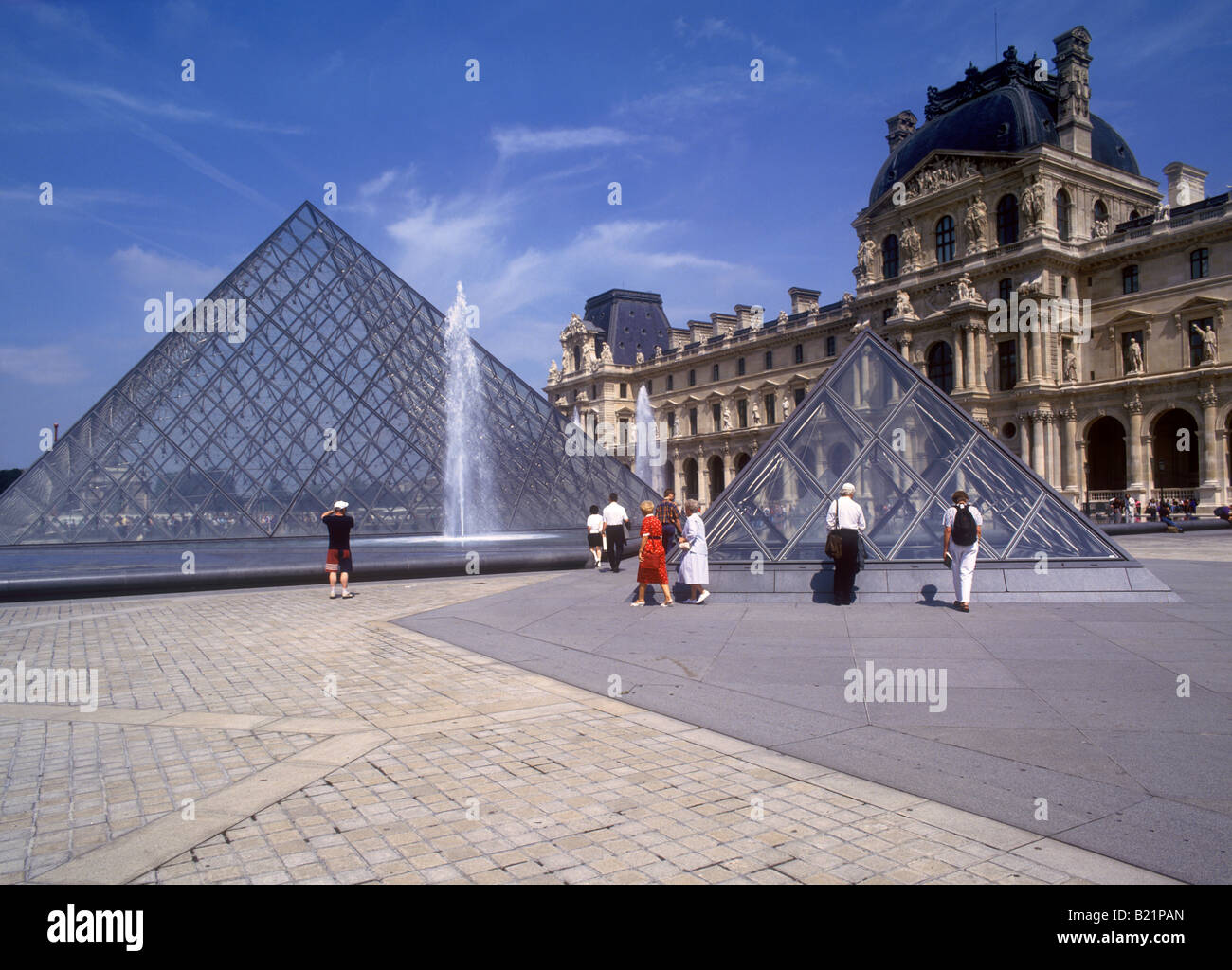 Paris - View of the the glass Pyramid, the modern entrance to the ...