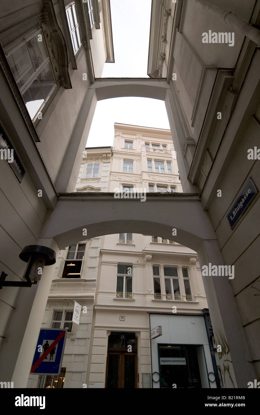 Arched building vienna hi-res stock photography and images - Alamy