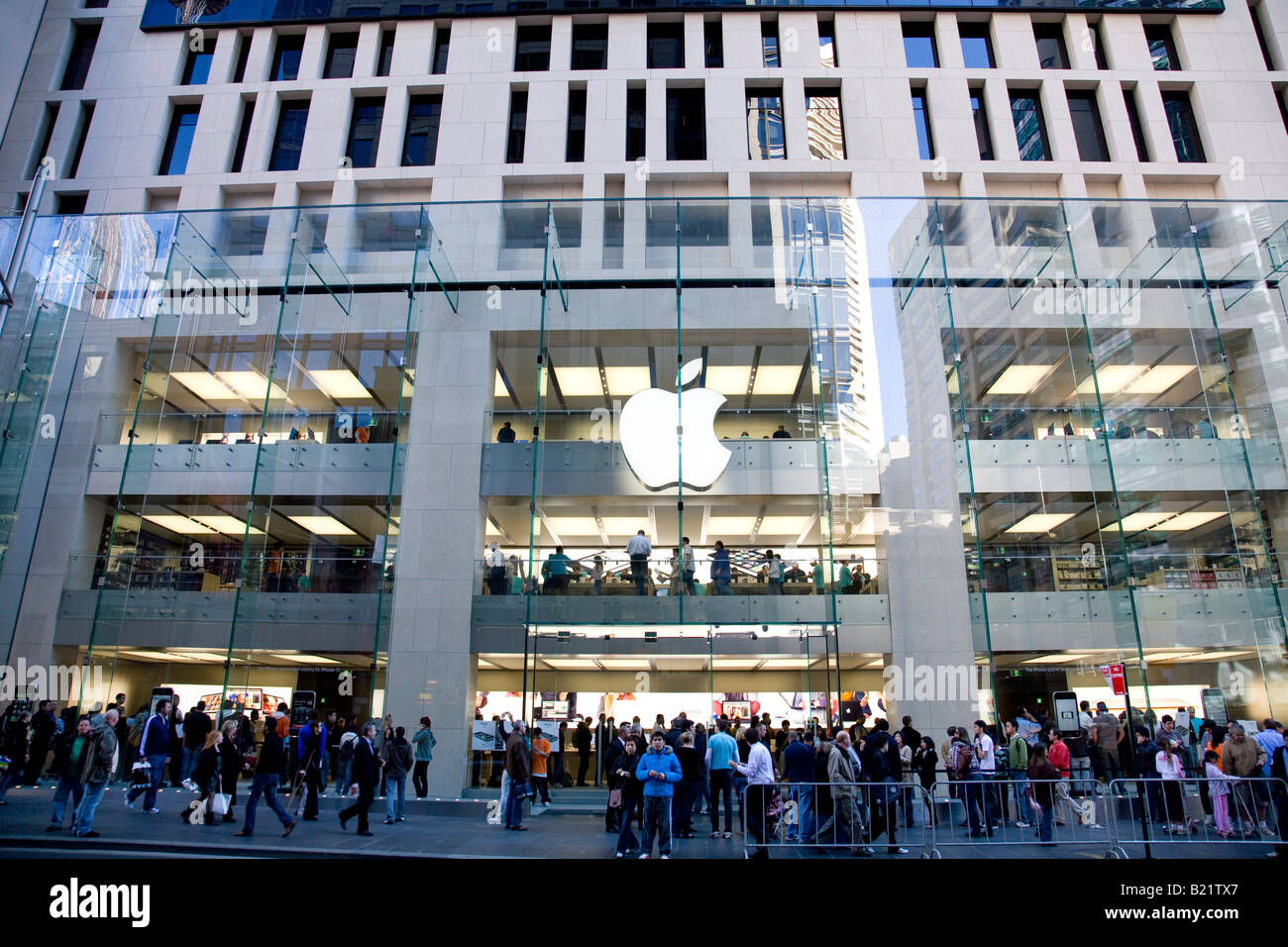 Iphone 3g launch hi-res stock photography and images - Alamy