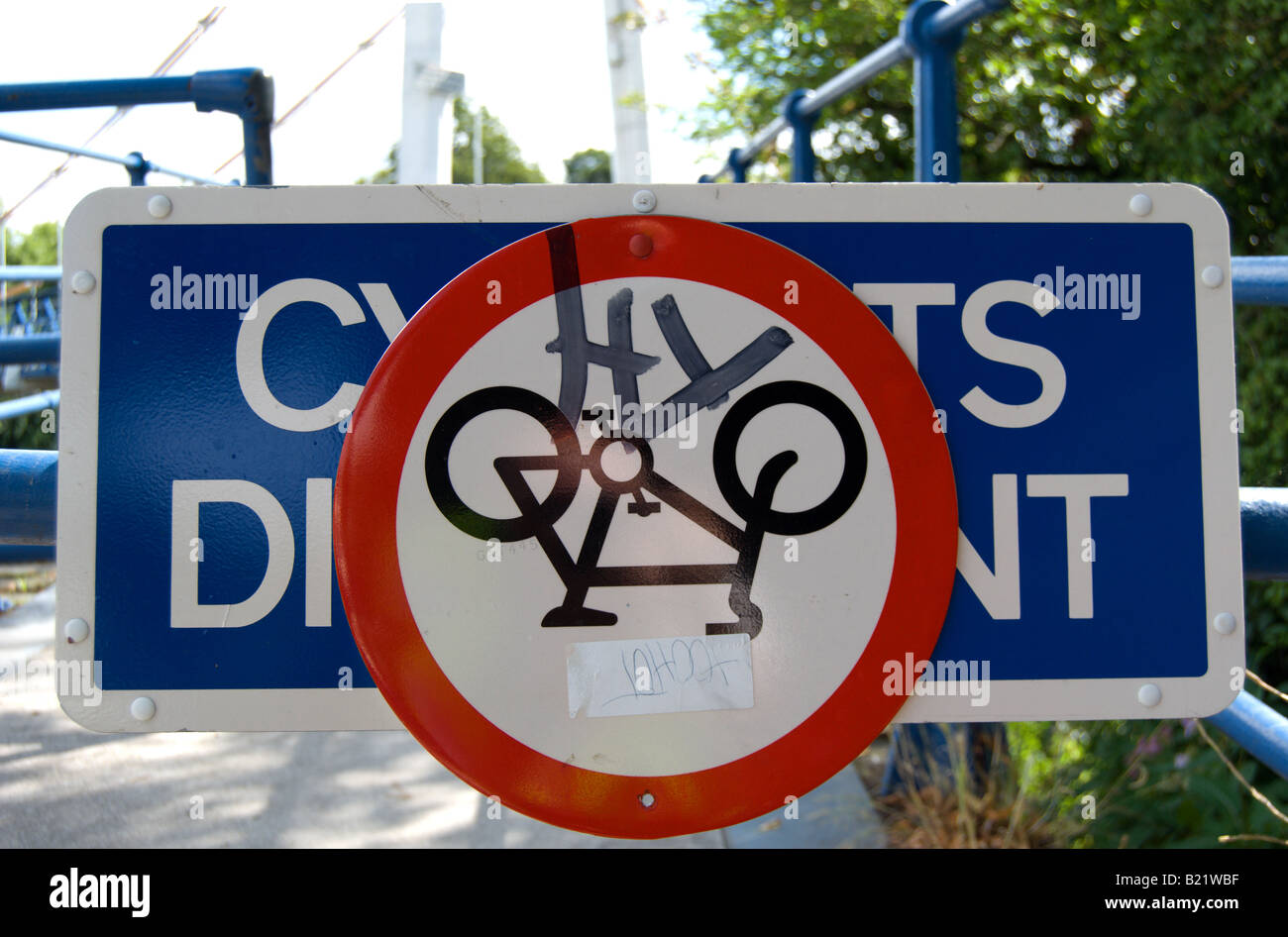 Cycling road sign hi-res stock photography and images - Alamy