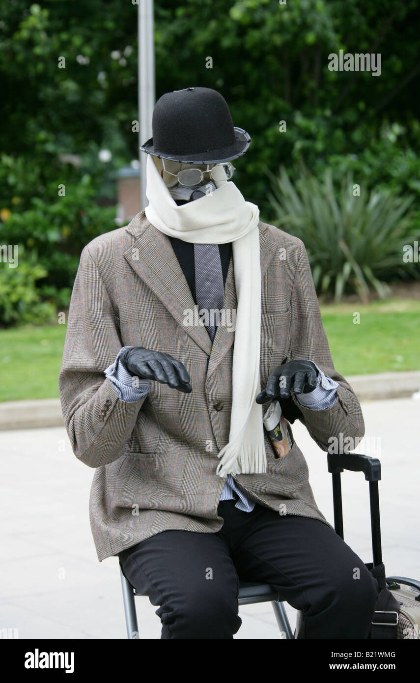 Street Entertainers, Living Statue of the Invisible Man, South Bank ...