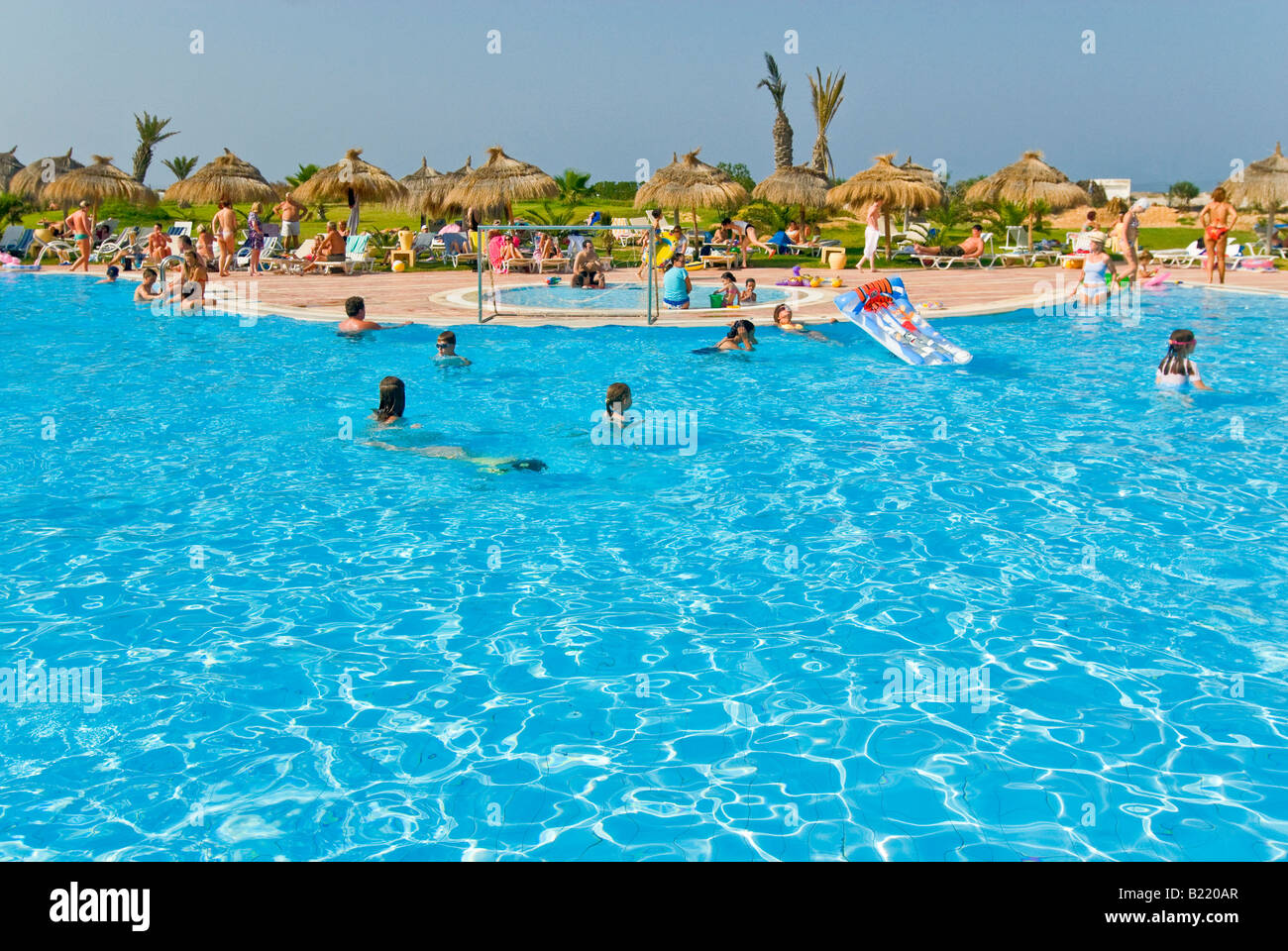 Sunbeds pool busy hi-res stock photography and images - Alamy